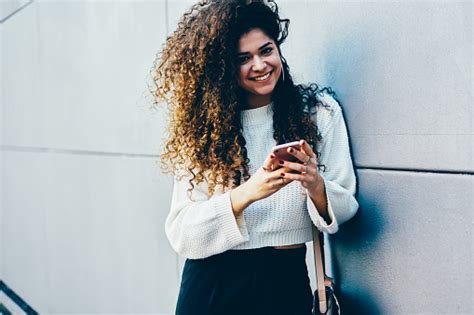 스마트폰 재미 있는 피드백을 보내는 동안 재현 젊은 명랑 한 여자의 반 길이 초상화 4 G에 연결 여름 산책 중 현대 기술을 사용 하 여 자유 시간을 즐기는 귀여운 행복 한