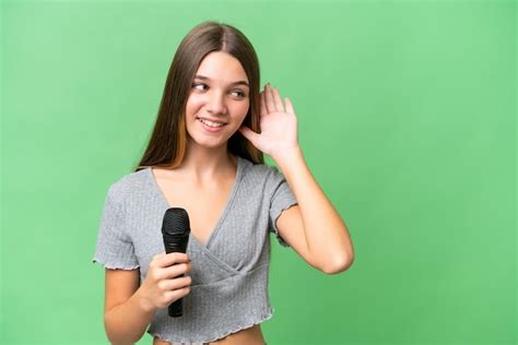 Menina Cantora Adolescente Pegando Um Microfone Sobre Fundo Isolado
