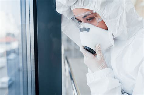 나쁘고 아프다 실험실 코트 방어 안경 및 실내에 서 있는 마스크를 착용한 여성 의사 과학자 18 19세에 대한 스톡 사진 및 기타 이미지 Istock