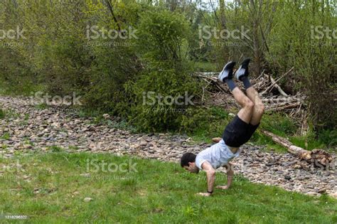 선택적인 초점을 맞춘 시골 자연 환경에서 잔디에 곡예 점프와 푸시 업을 수행하는 반바지의 젊은 운동 선수 18 19세에 대한 스톡 사진 및 기타 이미지 Istock