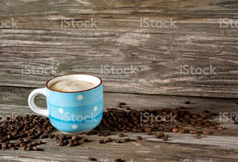 향기로운 커피 커피 원두와 나무 테이블의 배경에 파란색 컵의 사진 0명에 대한 스톡 사진 및 기타 이미지 0명 갈색 구이 Istock