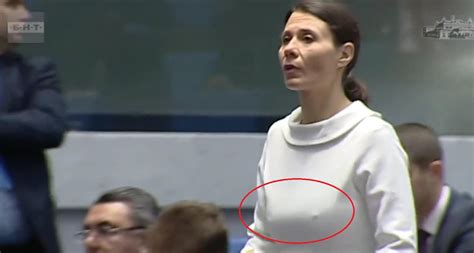 ШОУ В ПАРЛАМЕНТА Летящата Козила Ерато цъфна в залата с тоалет очертаващ щръкналите й зърна