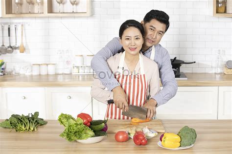 부엌에서 요리하는 커플 사진 무료 다운로드 Lovepik
