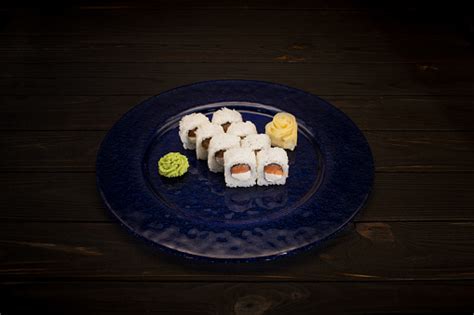 진한 파란색 유리 판과 나무 배경에 생 연어 필레를 곁들인 일본 초밥 롤 0명에 대한 스톡 사진 및 기타 이미지 0명 개체 그룹 검정색 배경 Istock