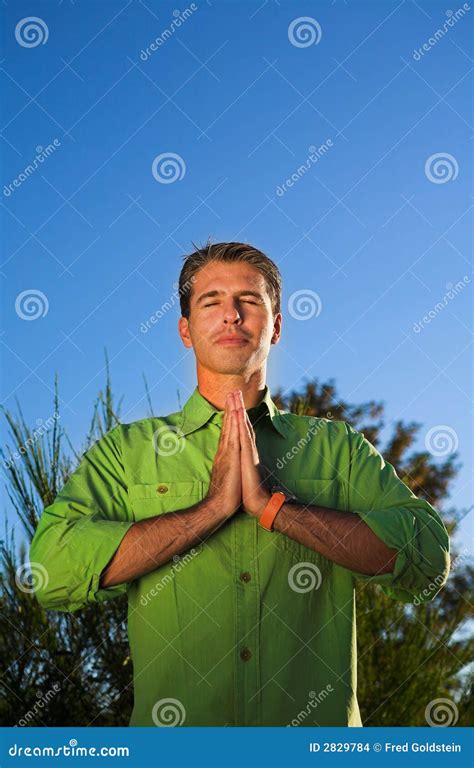 Hombre Que Hace Yoga Foto De Archivo Imagen De Manos
