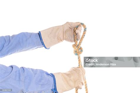 흰색 배경에 고립 된 스플라이스 매듭을 묶는 작업자 손 안전 장갑을 착용 고리 사슬에 대한 스톡 사진 및 기타 이미지 고리 사슬 등정 매기 Istock