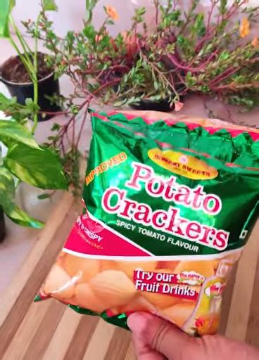 নতুন রূপে এবং নতুন স্বাদের চিপস ওমলেট মানুষ কেমনে এতো পটেটো ক্রাকার্স খায় 🤔। আমিতো একসাথে ৫