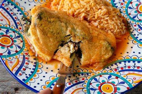 토마토 소스와 나무 배경에 붉은 쌀을 곁들인 멕시코 박제 칠리 페퍼 렐레노 0명에 대한 스톡 사진 및 기타 이미지 0명 건강한 식생활 고기 Istock