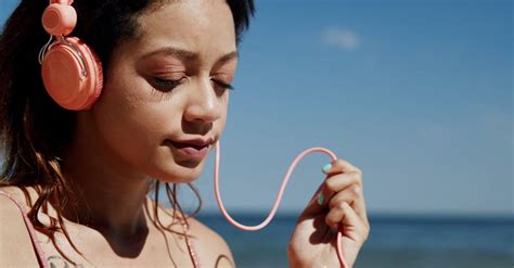 강가 개인 공간 걱정 없는 고독 고요한 고요함 라이프스타일 레저 만족 명상 모래사장 바다 바다 공기 사람 산들바람 소리 손을 흔들다 아름다운