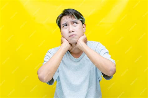 Hombre Asiático Confundido Pensativo Pensando Y Preguntándose Con La