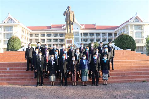 ການນໍາ ສະຖາບັນການເມືອງ ແລະ ການປົກຄອງແຫ່ງຊາດ ວາງກະຕ່າດອກໄມ້ໜ້າຮູບຫຼຼໍ່ ປະທານ ໄກສອນ ພົມວິຫານ