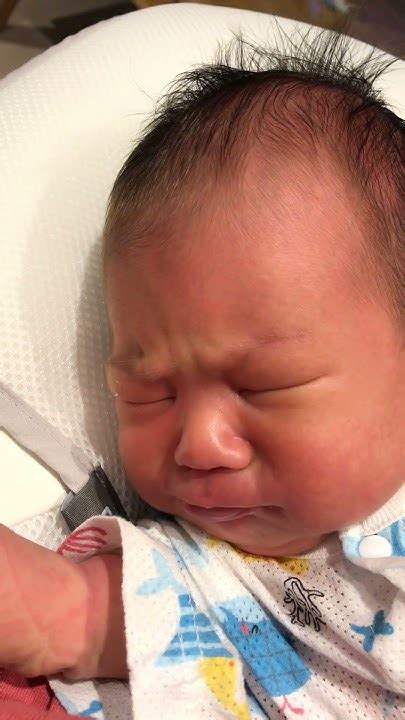 신생아젖 드시고 쿠션 위에서 이렇게 주무시면 입 돌아가요 방에 들어가서 주무세요2108shorts아기육아일상 Youtube