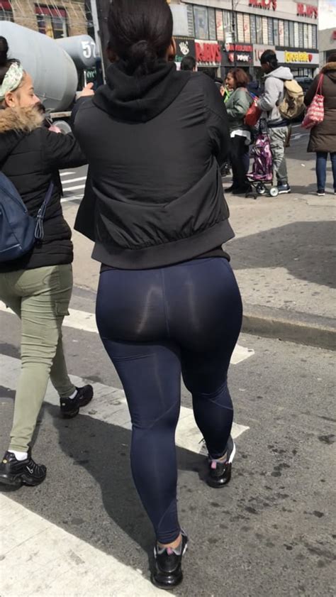 Mujeres Con Hermosas Caderas Anchas En Calzas Transparentes Mujeres Bellas En La Calle