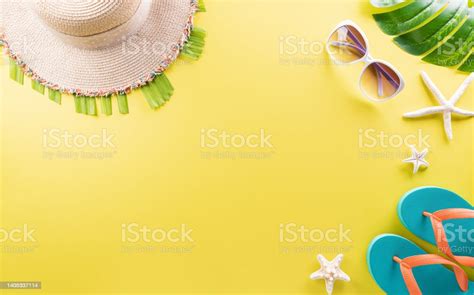 파스텔 노란색 배경에 불가사리 해변 모자 플립 플롭 및 몬스터 잎으로 만든 여름 작곡 개념 0명에 대한 스톡 사진 및 기타