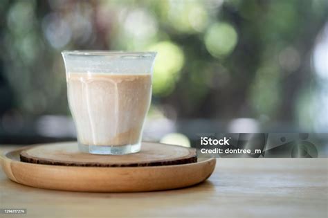 나무 테이블에 더러운 커피 한 잔 뜨거운 에스프레소 커피 샷을 얹은 차가운 우유 갈색에 대한 스톡 사진 및 기타 이미지 갈색 검은색 꼭대기 Istock