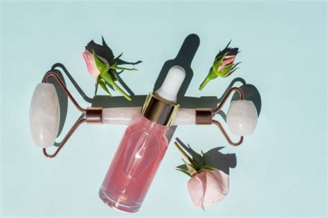 핑크 천연 신염의 얼굴에 미용 세럼 또는 장미 에센셜 오일을 마사지 석영 롤러 스킨 케어 페이셜 마사지와 휴식 가정용 마사지 도구 안티 나이 및 리프팅 절차 0명에 대한