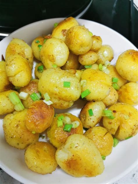 【香煎小土豆的做法步骤图，香煎小土豆怎么做好吃】春暖花开杭州下厨房