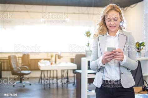 사무실에서 전화를 사용하는 중년 사업가 사용 가능한 복사 공간입니다 여자에 대한 스톡 사진 및 기타 이미지 여자 전화 한 명의 여자만 Istock