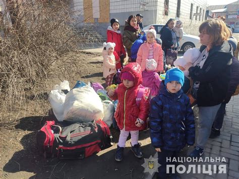 Триває евакуація мирних жителів з обстріляних міст Донеччини ФОТО Дім