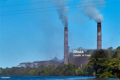 공장 환경 오염 자연 식물의 환경 오염입니다 흡연 파이프는 물 근처 공장입니다 연기가 대기 중으로 방출 0명에 대한 스톡 사진 및 기타 이미지 Istock