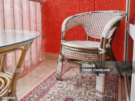 세련된 고리 버들 세공 의자 빈티지 클로즈업이있는 발코니 인테리어 0명에 대한 스톡 사진 및 기타 이미지 0명 가구 갈색