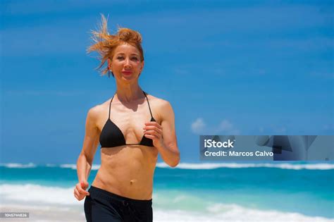 하얀 모래와 선명한 청록색 바다 색상 맨발 조깅 및 피트 니스 휴일 및 건강 한 라이프 스타일 개념에 웃 고 열 대 낙원