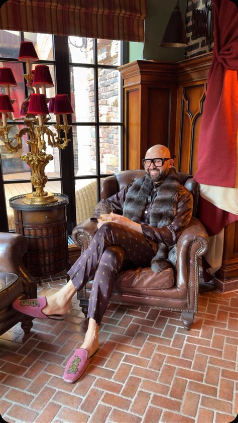 Николай Василенко Мир загадочен и красав и как то выглядывает солнце