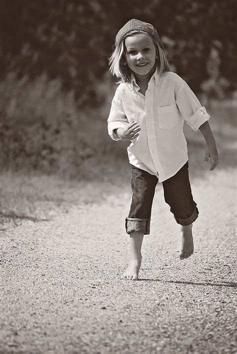 무료 이미지 자연 보행 사람 겨울 검정색과 흰색 소녀 여자 화이트 사진술 소년 아이 귀엽다 여름 남성 흙길 초상화 모델 봄 어린이 유행