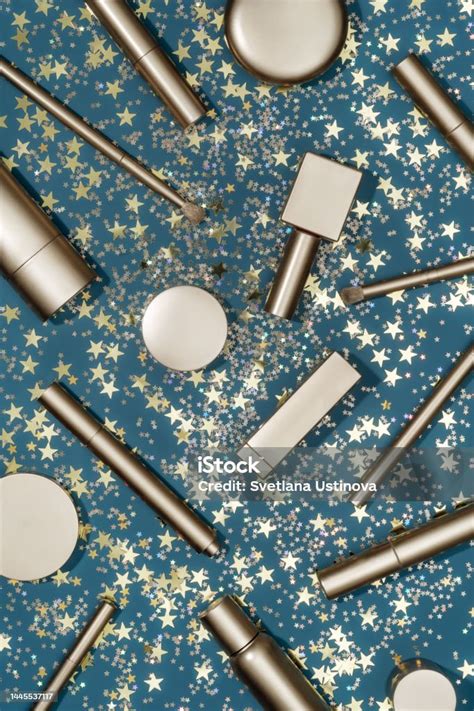 황금 화장품과 어두운 청록색 배경에 별 모양의 색종이가 있는 고급 구성 메이크업 화장품에 대한 스톡 사진 및 기타 이미지 메이크업 화장품 파티 패턴 Istock