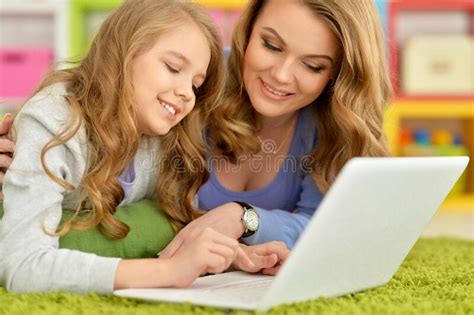 Feliz Madre E Hija Usando Juntos Una Laptop Imagen De Archivo Imagen