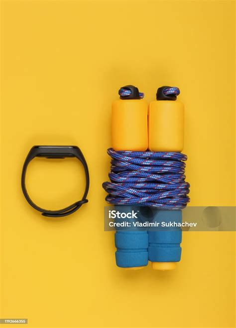 노란색 배경에 밧줄과 스마트 팔찌를 건너 뜁니다 스포츠 용 가제트 맨 위 보기 피트니스 컨셉 가냘픈에 대한 스톡 사진 및 기타 이미지 Istock