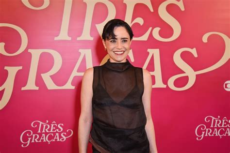 Em Lançamento De Três Graças Fernanda Vasconcellos Celebra Volta às