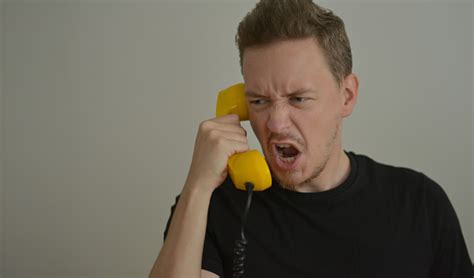 노란색 복고풍 전화 수화기로 전화로 말하고 소리치는 남자 분노의 감정 표현 개념입니다 대화에서 나온 감정적 반응 복사 공간이 있는 배너 배경 감정에 대한 스톡 사진 및 기타