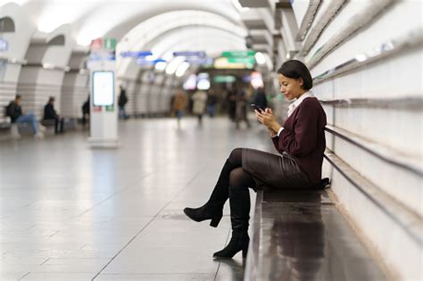지하철 역에서 스마트 폰을 사용하여 미소 미국 여성 지하에 휴대 전화와 아프로 여성 벤치에 대한 스톡 사진 및 기타 이미지 벤치 앉음 여자 사업가 Istock