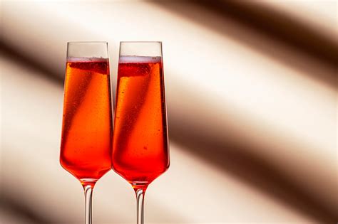 로시니 여름 알코올 칵테일 음료는 스파클링 와인 또는 프로 세코 딸기 퓌레 및 샴페인 잔에 얼음으로 마신다 베이지색 분홍색 바닐라 배경 하드 라이트 그림자 패턴 0명에 대한