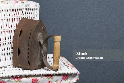 오래 된 철 뜨거운 불길에 의해가 열입니다 고리 버들 세공 바구니에 위치 해 있습니다 0명에 대한 스톡 사진 및 기타 이미지 0명 가사 집안일 가정 생활 Istock