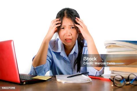 영 스트레스와 좌절된 아시아 한국 학생 여자 압도 하 고 소진 느낌이 책상에 노트북 컴퓨터와 책 더미 열심히 피곤 하 고 걱정에 고립 된 배경 걱정하는에 대한 스톡 사진 및