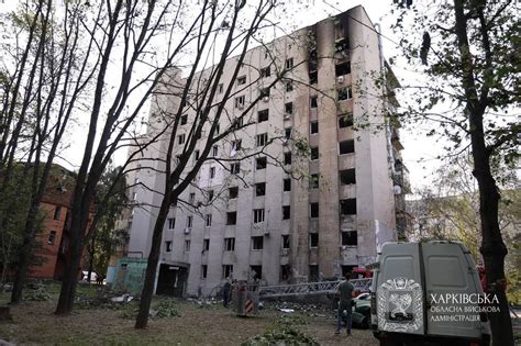 У двох районах виникли пожежі рятувальники показали наслідки нічної атаки РФ на Харків — фото