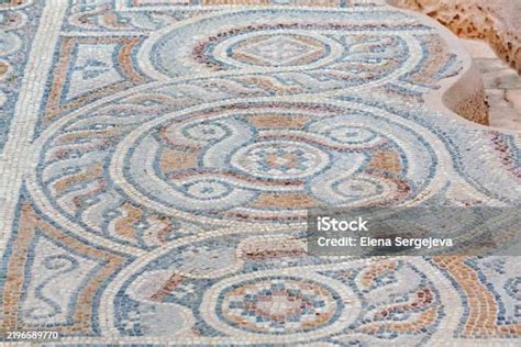 라오디게아의 묵시록 교회에서 나온 고대 바닥 모자이크 원형 패턴과 생생한 색상 Denizli 터키 0명에 대한 스톡 사진 및 기타 이미지 Istock