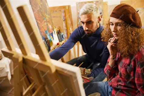 Élégant Couple Dartistes Dessine Un Tableau Photo Gratuite