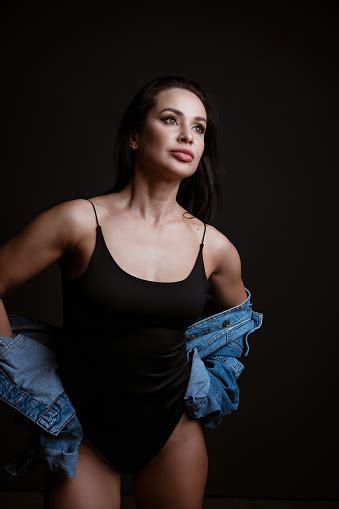 검은 색 배경에 검은 바디 수트에서 포즈를 취하는 스포티 한 여성 30 34세에 대한 스톡 사진 및 기타 이미지 30 34세 가냘픈 갈색 머리 Istock