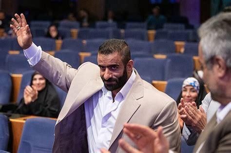 عکس چرخ و فلک سواری هادی چوپان در پارک کودک درون گرگ ایرانی زنده شد