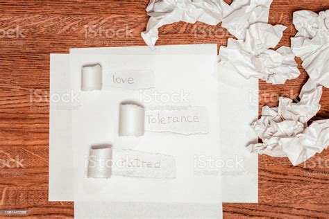 나무 테이블에 흰색 시트입니다 찢어진된 종이에 단어와 함께 가벼운 배경 이미지입니다 사랑 관용 싫어 갈색에 대한 스톡 사진 및 기타 이미지 Istock