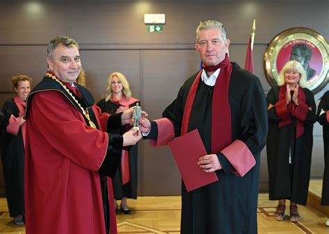 УНСС Ректорът получи почетен плакет от катедра „Човешки ресурси и социална защита“