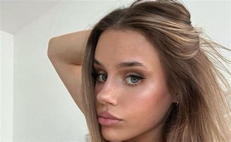 Hailey Grice Muestra Sus Encantos En Bañador Rojo