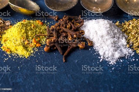 다양한 향신료 지상 심황 고추 생강 계피 허브 조미료 소금 파프리카 캐러웨이 씨앗 테이블에 위에서 볼 수 있습니다 향기로운 인도 향신료 0명에 대한 스톡 사진 및 기타