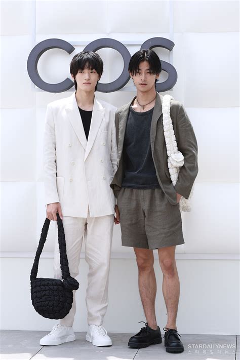 오늘자 Cos 구름빵 퀼티드백팝업 오픈 기념 포토월 사진 악플달면 쩌리쩌려버려 ＊여성시대＊ 차분한 20대들의 알흠다운 공간