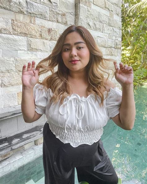 Gaya Kece Almeida Kezia Yang Bisa Jadi Inspirasi Untuk Pemilik Tubuh Curvy