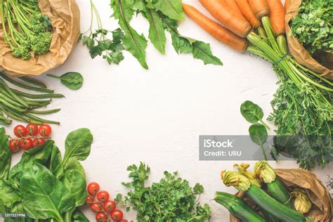 건강 하고 깨끗 한 녹색 식사 레이아웃 채식 주의 음식과 다이어트 영양 개념 흰색 테이블 배경에 다양한 신선한 야채와 녹색 재료 상단 보기 프레임 제로 폐기물 흰색 배경에