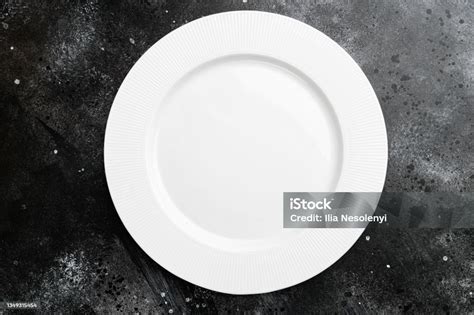 텍스트 또는 음식을위한 복사 공간이있는 텍스트 또는 음식을위한 사본 공간이있는 도자기 빈 흰색 접시 상단 보기 플랫 레이 검은 어두운 돌 테이블 배경 검정색 배경에 대한